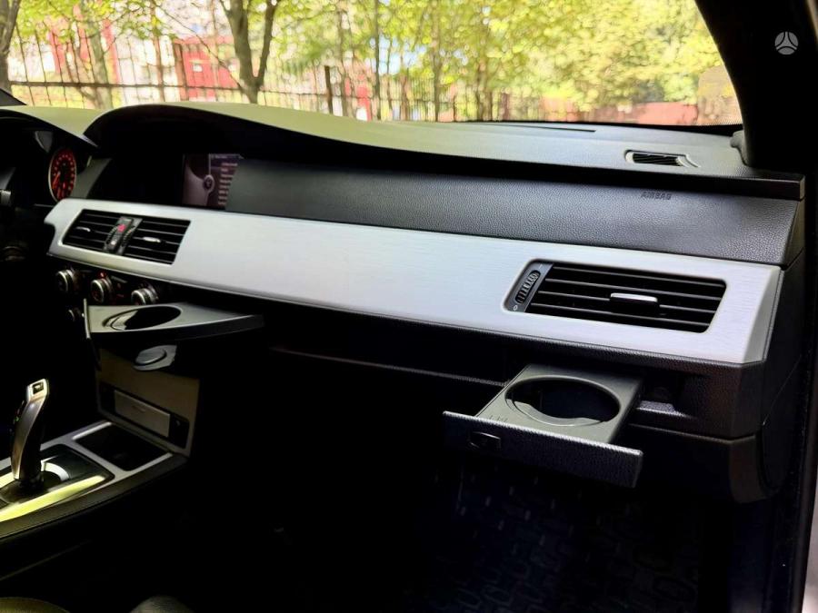 Grey BMW 525 2009 in Kaunas, with an engine capacity of 0.00 L and mileage of 278 thousand km for 4600 €, photo 12 on AUTOMOTO.COM.LV