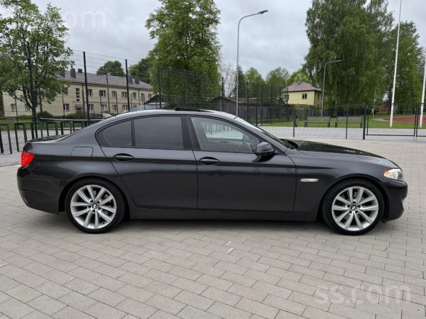 Grey BMW 525 2010 in Jelgava, with an engine capacity of 3.00 L and mileage of 350 thousand km for 8300 €, photo 7 on AUTOMOTO.COM.LV