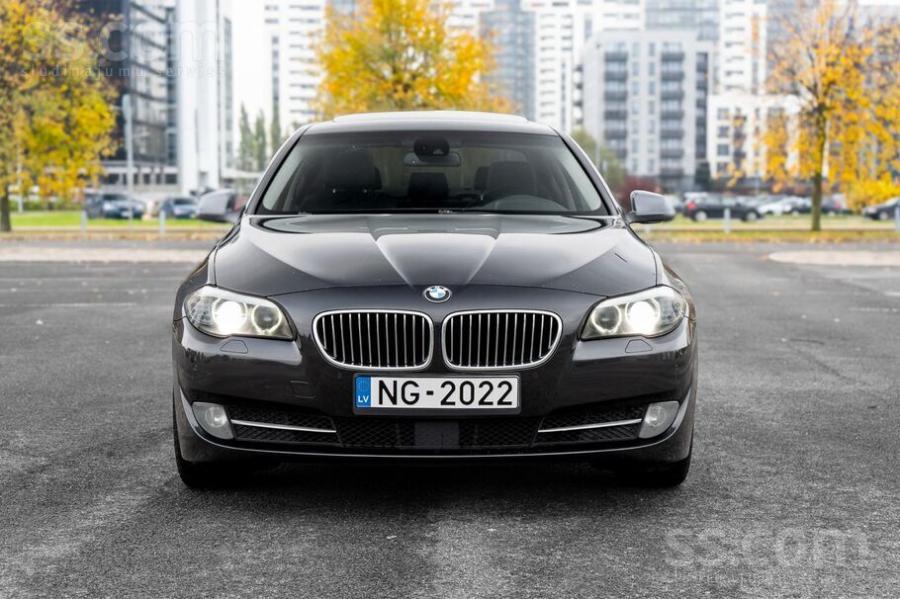 Grey BMW 525 2010 in Riga, with an engine capacity of 3.00 L and mileage of 425 thousand km for 8270 €, photo 1 on AUTOMOTO.COM.LV