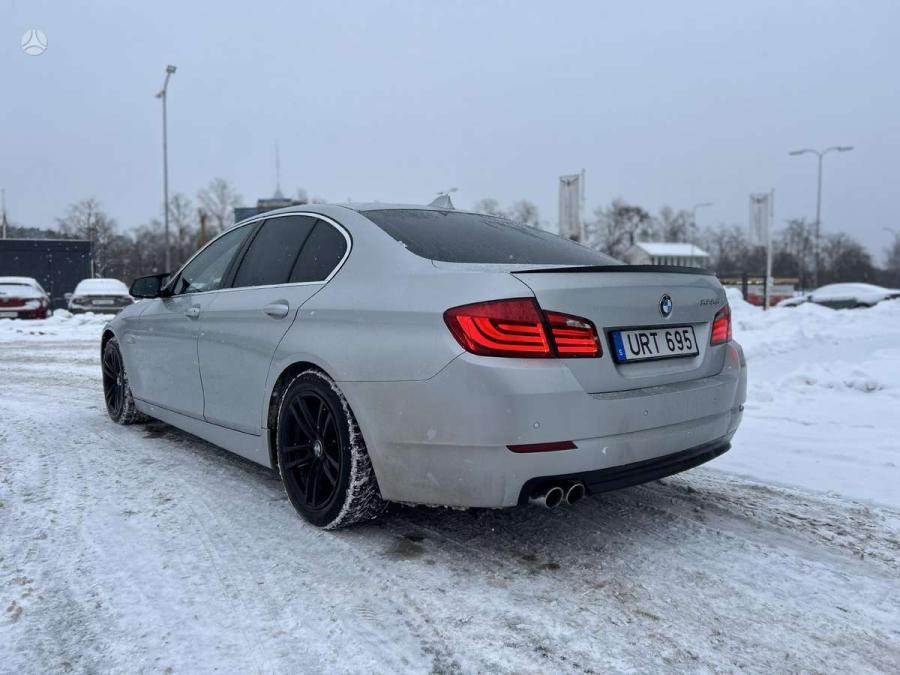 Pelēks BMW 525 2011 Viļņa, ar dzinēja tilpumu 2.99 L un nobraukumu 238 tūkst. km par 8200 €, foto 7 vietnē AUTOMOTO.COM.LV