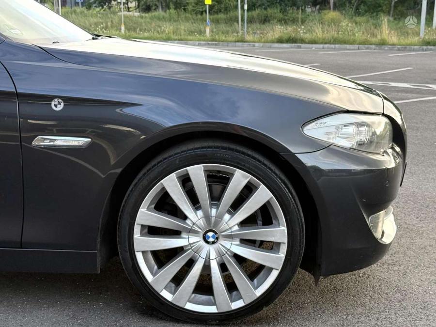 Grey BMW 525 2011 in Kaunas, with an engine capacity of 2.99 L and mileage of 274 thousand km for 7500 €, photo 14 on AUTOMOTO.COM.LV