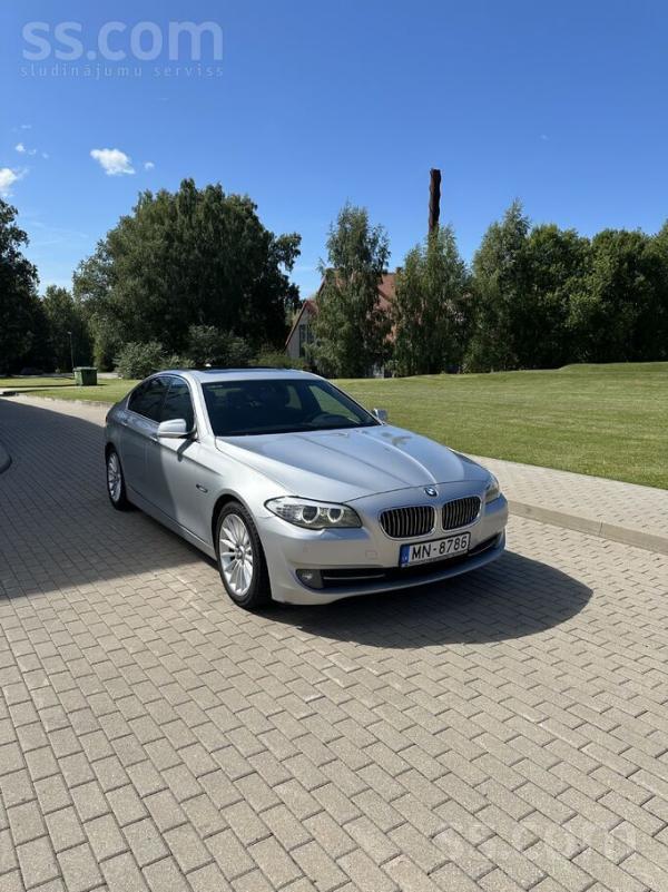Grey BMW 525 2011 in Limbazi, with an engine capacity of 3.00 L and mileage of 325 thousand km for 9800 €, photo 1 on AUTOMOTO.COM.LV