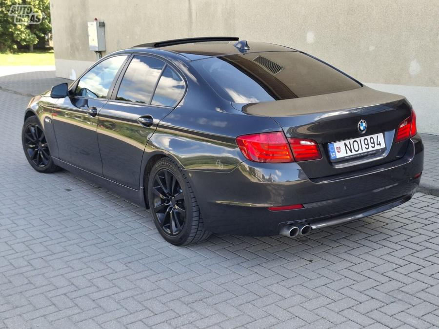 Grey BMW 525 2011 in Silute, with an engine capacity of 3.00 L and mileage of 279 thousand km for 7000 €, photo 4 on AUTOMOTO.COM.LV