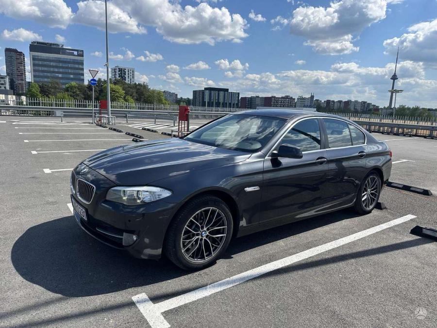 Pelēks BMW 525 2012 Viļņa, ar dzinēja tilpumu 2.00 L un nobraukumu 266 tūkst. km par 8300 €, foto 3 vietnē AUTOMOTO.COM.LV