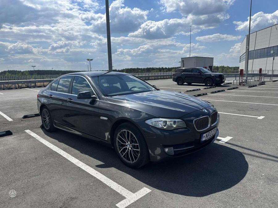 Pelēks BMW 525 2012 Viļņa, ar dzinēja tilpumu 2.00 L un nobraukumu 266 tūkst. km par 8300 €, foto 6 vietnē AUTOMOTO.COM.LV