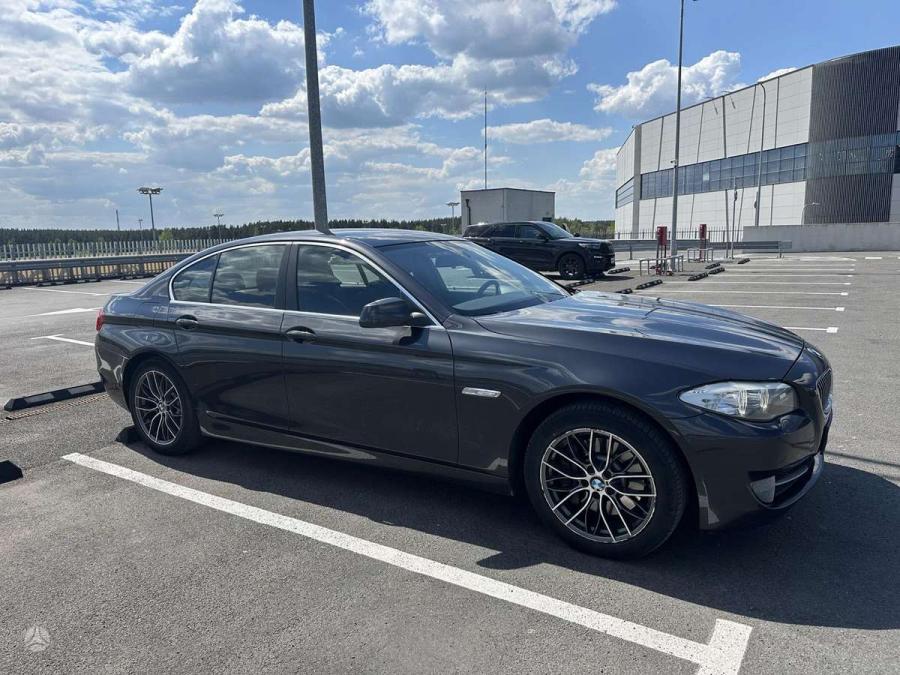 Pelēks BMW 525 2012 Viļņa, ar dzinēja tilpumu 2.00 L un nobraukumu 266 tūkst. km par 8300 €, foto 7 vietnē AUTOMOTO.COM.LV