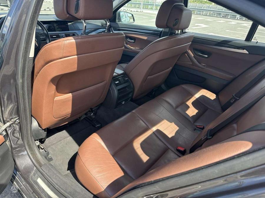 Pelēks BMW 525 2012 Viļņa, ar dzinēja tilpumu 2.00 L un nobraukumu 266 tūkst. km par 8300 €, foto 18 vietnē AUTOMOTO.COM.LV