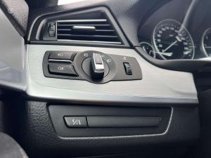 Pelēks BMW 525 2013 Viļņa, ar dzinēja tilpumu 2.00 L un nobraukumu 338 tūkst. km par 9850 €, foto 18 vietnē AUTOMOTO.COM.LV