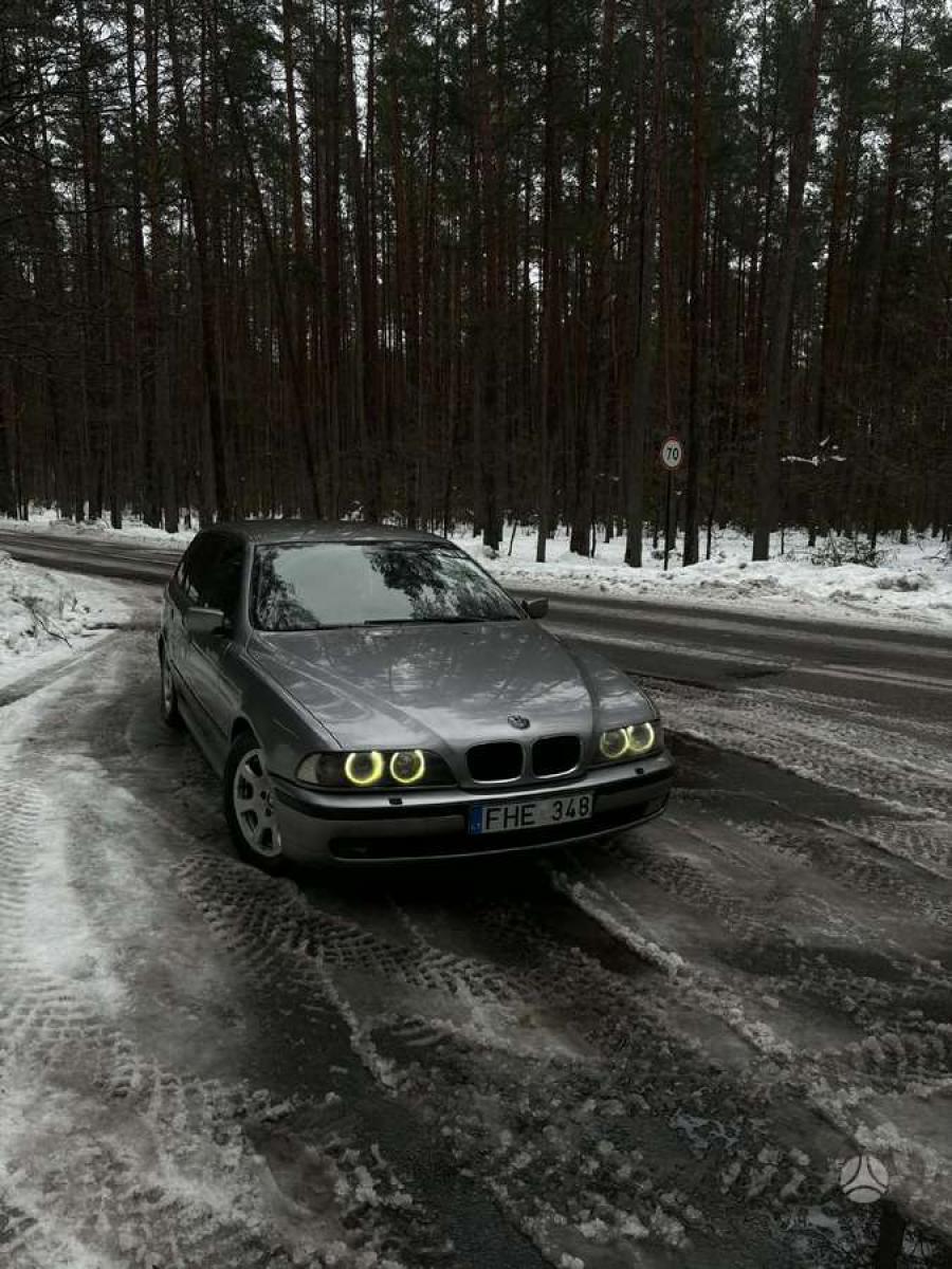 Pelēks BMW 525 2000 Viļņa, ar dzinēja tilpumu 2.50 L un nobraukumu 415 tūkst. km par 2200 €, foto 1 vietnē AUTOMOTO.COM.LV