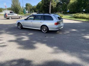 Pelēks BMW 525 2001 Alīta, ar dzinēja tilpumu 2.50 L un nobraukumu 470 tūkst. km par 2300 €, foto  vietnē AUTOMOTO.COM.LV