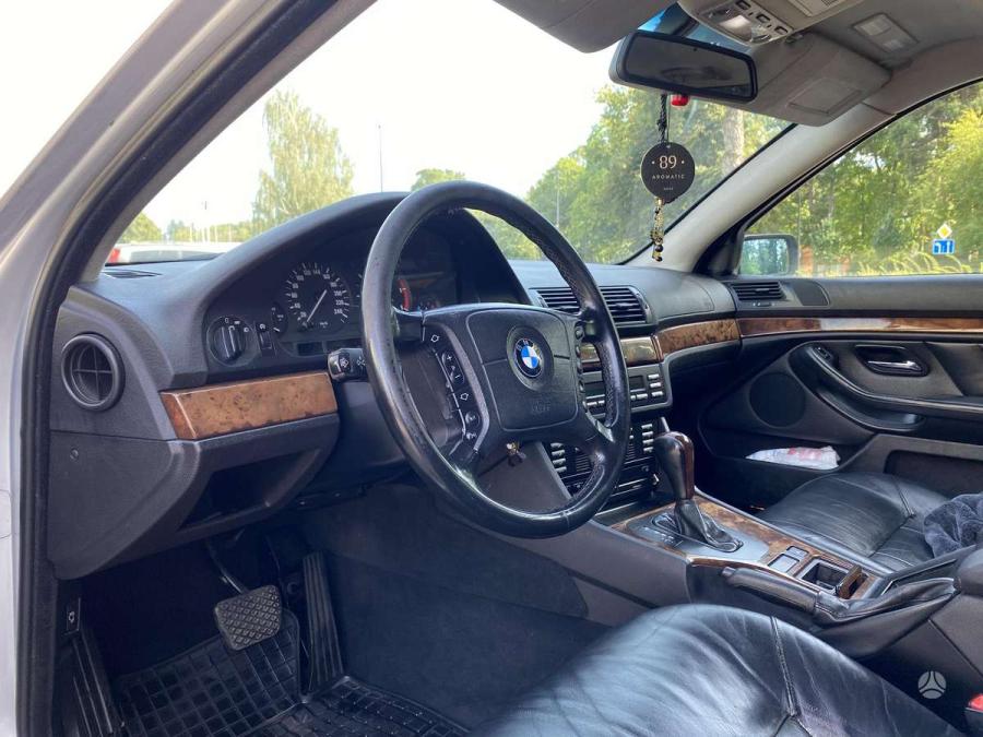 Grey BMW 525 2001 in Alytus, with an engine capacity of 2.50 L and mileage of 470 thousand km for 2300 €, photo 3 on AUTOMOTO.COM.LV