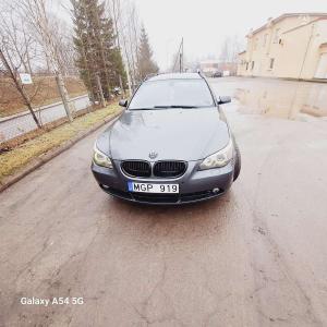 Pelēks BMW 525 2004 Kelmė, ar dzinēja tilpumu 2.50 L un nobraukumu 300 tūkst. km par 2700 €, foto  vietnē AUTOMOTO.COM.LV