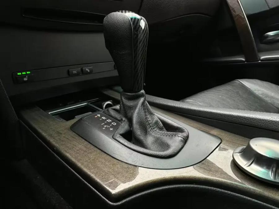 Grey BMW 525 2004 in Riga, with an engine capacity of 2.50 L and mileage of 293 thousand km for 3290 €, photo 9 on AUTOMOTO.COM.LV