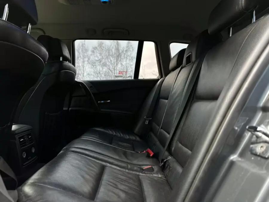 Grey BMW 525 2004 in Riga, with an engine capacity of 2.50 L and mileage of 293 thousand km for 3290 €, photo 10 on AUTOMOTO.COM.LV