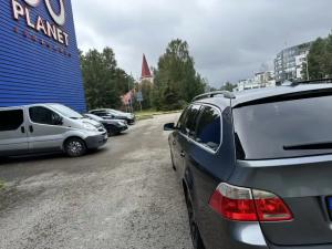 Grey BMW 525 2004 in Riga, with an engine capacity of 2.50 L and mileage of 293 thousand km for 3290 €, photo 17 on AUTOMOTO.COM.LV