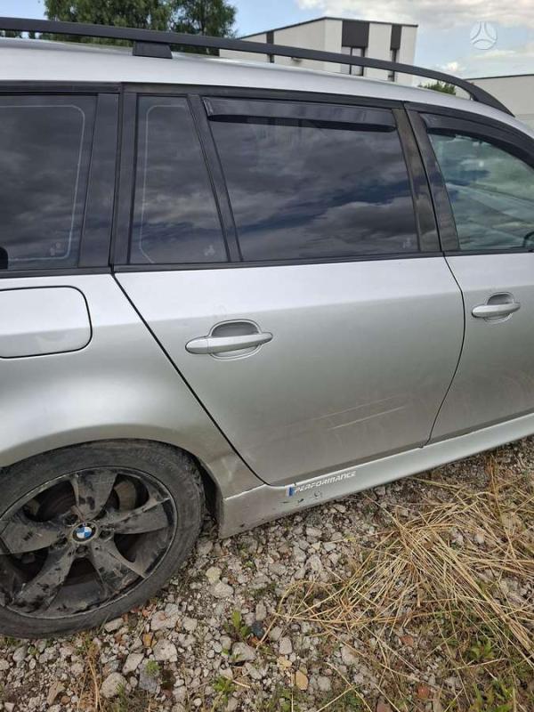 Pelēks BMW 525 2004 Viļņa, ar dzinēja tilpumu 2.50 L un nobraukumu 0 tūkst. km par 2000 €, foto 5 vietnē AUTOMOTO.COM.LV