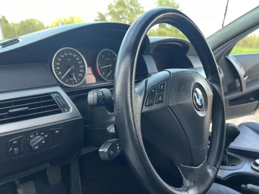 Pelēks BMW 525 2005 Jēkabpils, ar dzinēja tilpumu 2.50 L un nobraukumu 342 tūkst. km par 3200 €, foto 12 vietnē AUTOMOTO.COM.LV