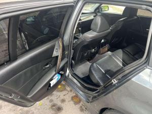 Grey BMW 525 2005 in Vilnius, with an engine capacity of 2.50 L and mileage of 442 thousand km for 2900 €, photo 12 on AUTOMOTO.COM.LV