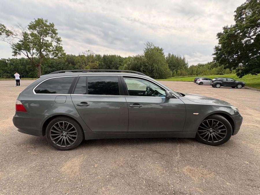 Pelēks BMW 525 2005 Kauņa, ar dzinēja tilpumu 2.50 L un nobraukumu 400 tūkst. km par 2250 €, foto 1 vietnē AUTOMOTO.COM.LV