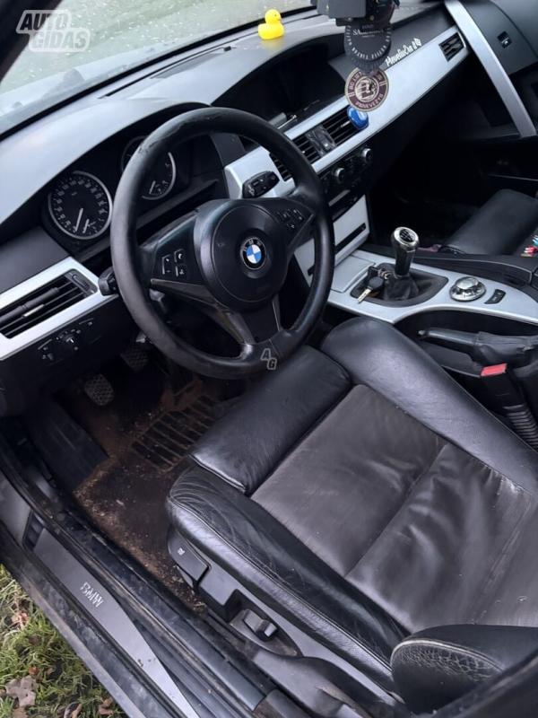 Pelēks BMW 525 2005 Panevēža, ar dzinēja tilpumu 2.50 L un nobraukumu 510 tūkst. km par 1000 €, foto 1 vietnē AUTOMOTO.COM.LV