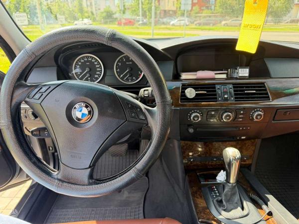 Pelēks BMW 525 2006 Viļņa, ar dzinēja tilpumu 2.50 L un nobraukumu 250 tūkst. km par 2700 €, foto 7 vietnē AUTOMOTO.COM.LV