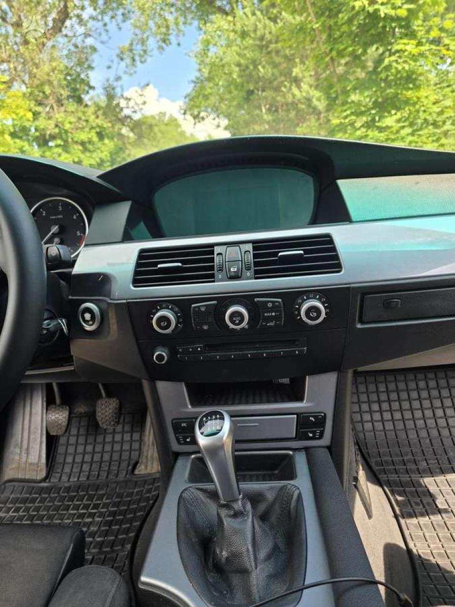 Grey BMW 525 2007 in Vilnius, with an engine capacity of 3.00 L and mileage of 356 thousand km for 3600 €, photo 13 on AUTOMOTO.COM.LV