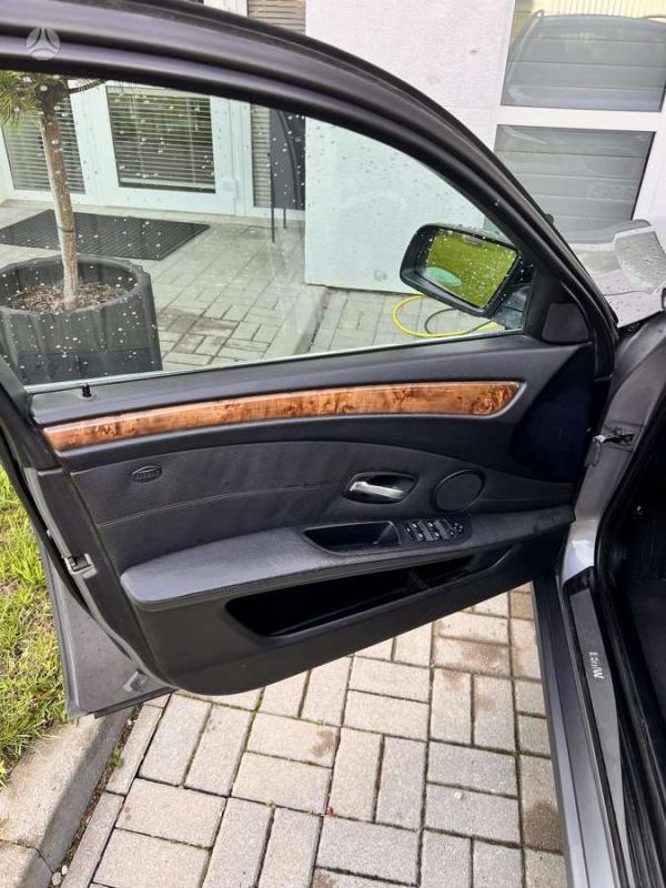 Pelēks BMW 525 2007 Viļņa, ar dzinēja tilpumu 3.00 L un nobraukumu 326 tūkst. km par 3780 €, foto 6 vietnē AUTOMOTO.COM.LV