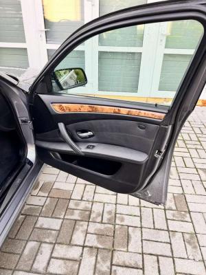Pelēks BMW 525 2007 Viļņa, ar dzinēja tilpumu 3.00 L un nobraukumu 326 tūkst. km par 3780 €, foto 9 vietnē AUTOMOTO.COM.LV