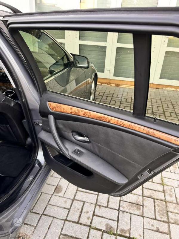 Pelēks BMW 525 2007 Viļņa, ar dzinēja tilpumu 3.00 L un nobraukumu 326 tūkst. km par 3780 €, foto 10 vietnē AUTOMOTO.COM.LV