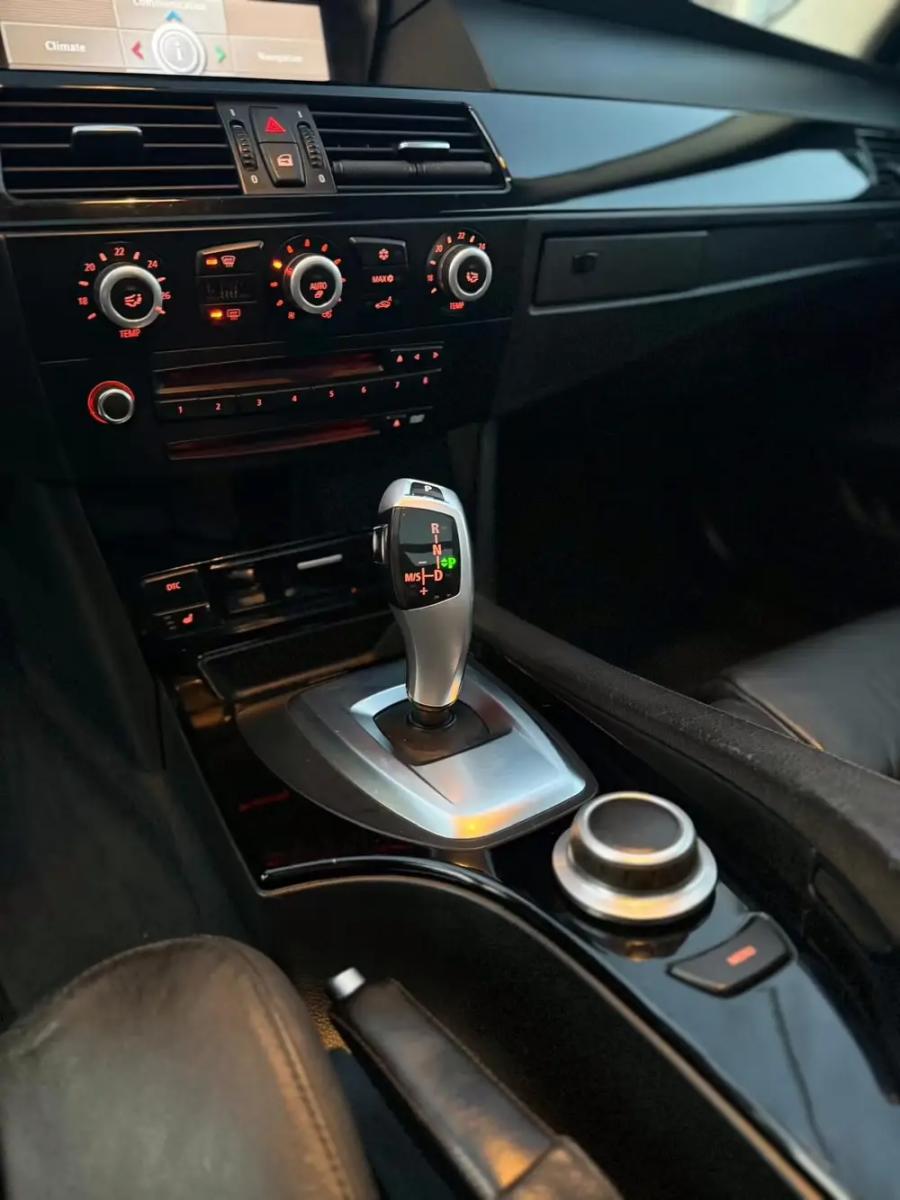 Pelēks BMW 525 2008 Rīga, ar dzinēja tilpumu 3.00 L un nobraukumu 368 tūkst. km par 4500 €, foto 17 vietnē AUTOMOTO.COM.LV