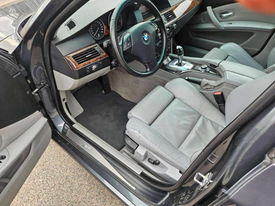 Grey BMW 525 2008 in Panevezys, with an engine capacity of 2.99 L and mileage of 297 thousand km for 3999 €, photo 6 on AUTOMOTO.COM.LV