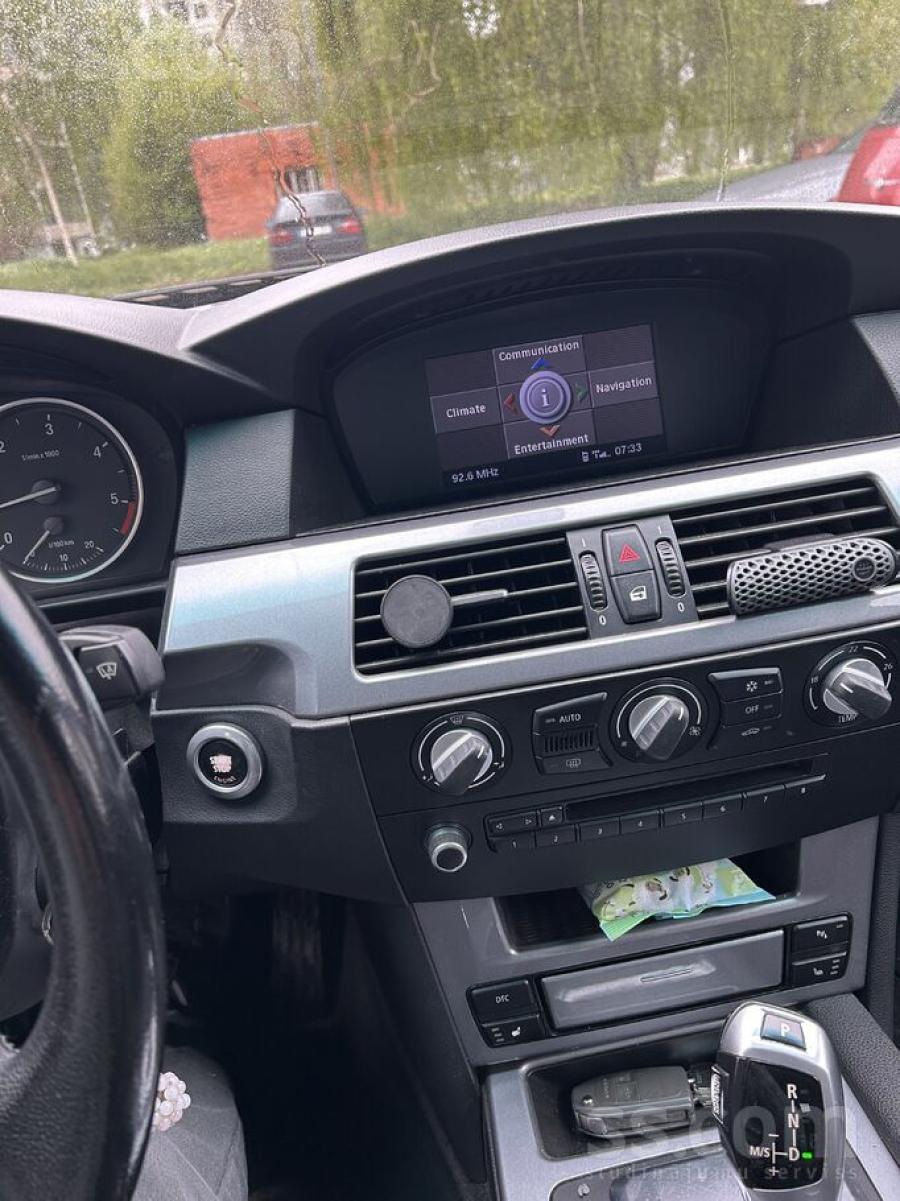 Grey BMW 525 2009 in Jelgava, with an engine capacity of 3.00 L and mileage of 302 thousand km for 4000 €, photo 4 on AUTOMOTO.COM.LV