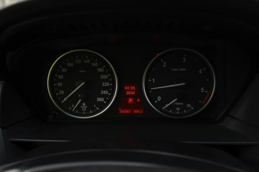 Grey BMW 525 2009 in Riga, with an engine capacity of 3.00 L and mileage of 296 thousand km for 5500 €, photo 10 on AUTOMOTO.COM.LV