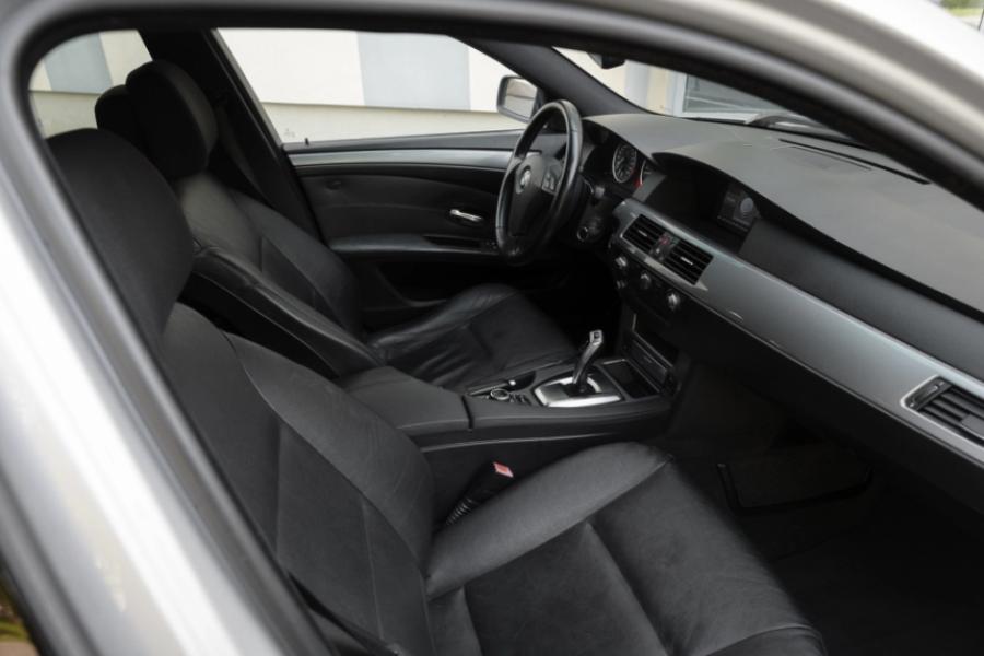Grey BMW 525 2009 in Riga, with an engine capacity of 3.00 L and mileage of 296 thousand km for 5500 €, photo 14 on AUTOMOTO.COM.LV