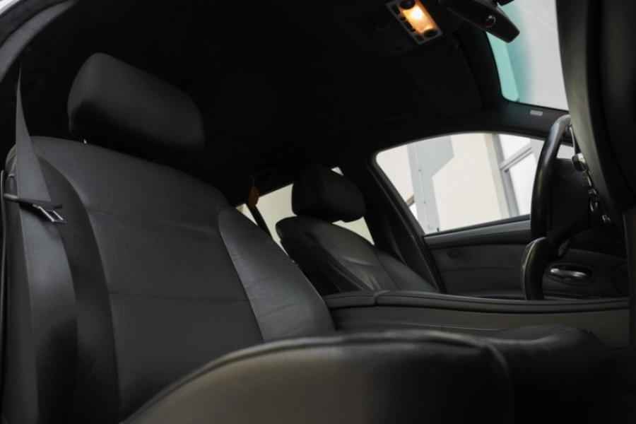 Grey BMW 525 2009 in Riga, with an engine capacity of 3.00 L and mileage of 296 thousand km for 5500 €, photo 15 on AUTOMOTO.COM.LV