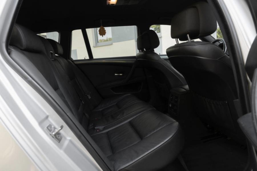 Grey BMW 525 2009 in Riga, with an engine capacity of 3.00 L and mileage of 296 thousand km for 5500 €, photo 16 on AUTOMOTO.COM.LV