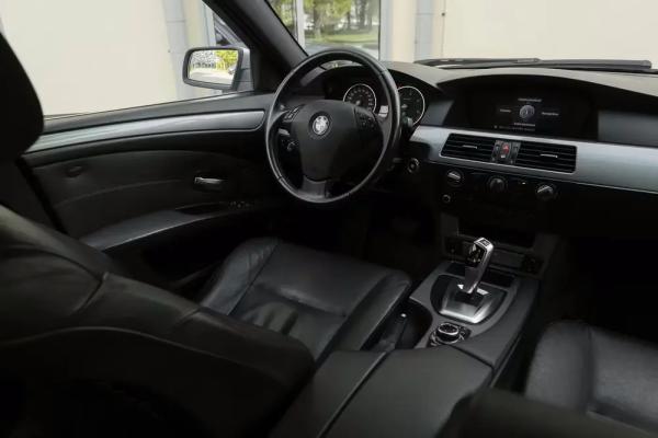 Grey BMW 525 2009 in Jelgava, with an engine capacity of 3.00 L and mileage of 296 thousand km for 3900 €, photo 7 on AUTOMOTO.COM.LV