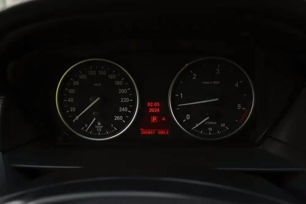 Grey BMW 525 2009 in Jelgava, with an engine capacity of 3.00 L and mileage of 296 thousand km for 3900 €, photo 9 on AUTOMOTO.COM.LV