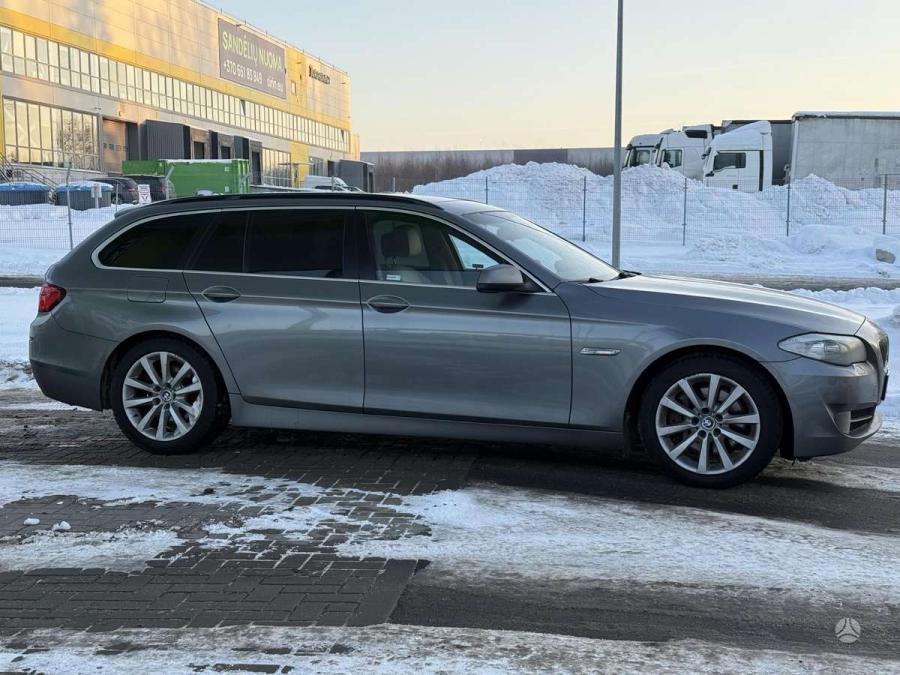 Pelēks BMW 525 2010 Viļņa, ar dzinēja tilpumu 2.99 L un nobraukumu 291 tūkst. km par 6800 €, foto 5 vietnē AUTOMOTO.COM.LV