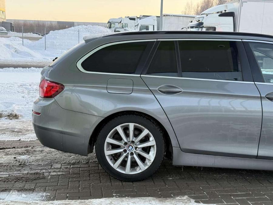 Pelēks BMW 525 2010 Viļņa, ar dzinēja tilpumu 2.99 L un nobraukumu 291 tūkst. km par 6800 €, foto 7 vietnē AUTOMOTO.COM.LV