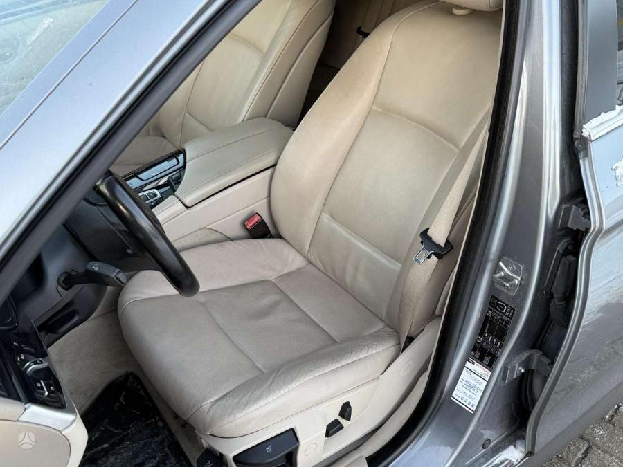 Pelēks BMW 525 2010 Viļņa, ar dzinēja tilpumu 2.99 L un nobraukumu 291 tūkst. km par 6800 €, foto 14 vietnē AUTOMOTO.COM.LV