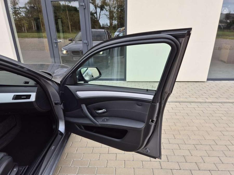 Pelēks BMW 525 2010 Marijampole, ar dzinēja tilpumu 2.99 L un nobraukumu 322 tūkst. km par 4500 €, foto 27 vietnē AUTOMOTO.COM.LV