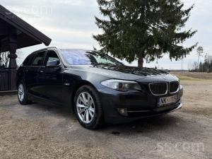 Grey BMW 525 2011 in Valmiera, with an engine capacity of 3.00 L and mileage of 303 thousand km for 8150 €, photo 3 on AUTOMOTO.COM.LV