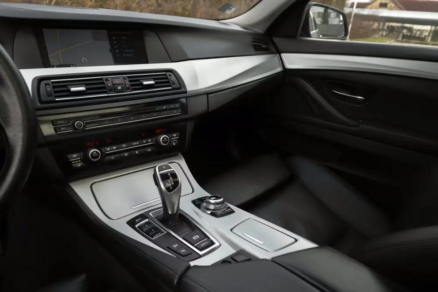 Pelēks BMW 525 2012 Jelgava, ar dzinēja tilpumu 2.00 L un nobraukumu 260 tūkst. km par 9900 €, foto 10 vietnē AUTOMOTO.COM.LV