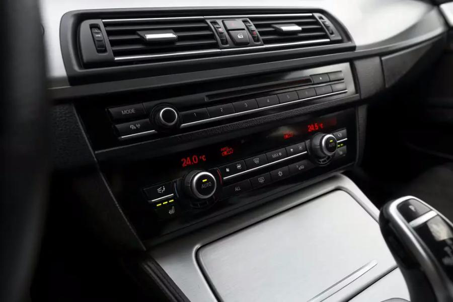 Pelēks BMW 525 2012 Jelgava, ar dzinēja tilpumu 2.00 L un nobraukumu 260 tūkst. km par 9900 €, foto 13 vietnē AUTOMOTO.COM.LV