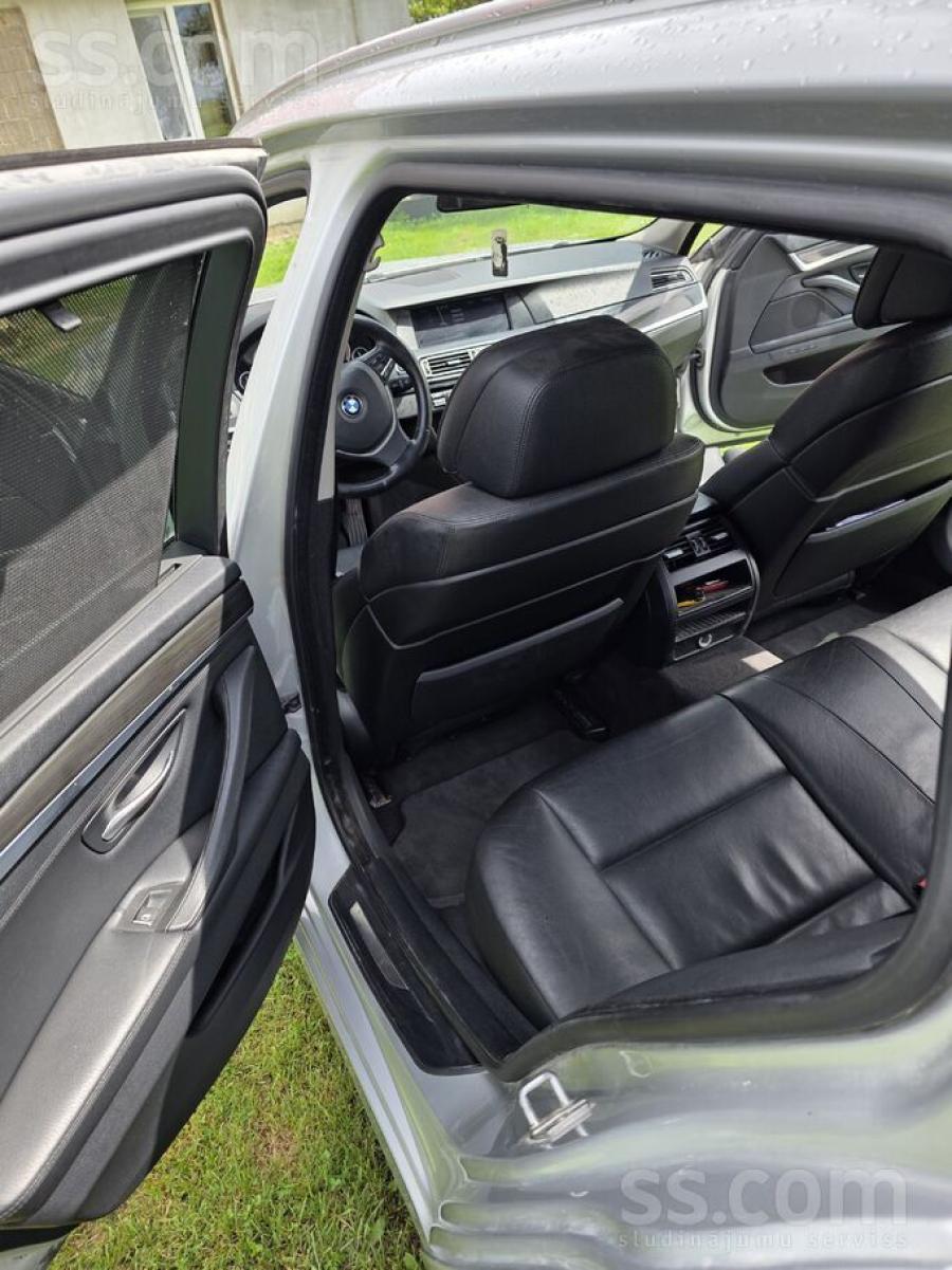 Grey BMW 525 2012 in Riga, with an engine capacity of 2.00 L and mileage of 376 thousand km for 7200 €, photo 15 on AUTOMOTO.COM.LV
