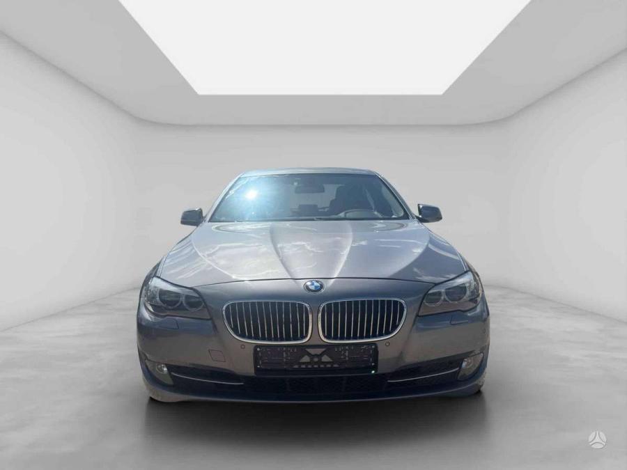 Grey BMW 525 2012 in Kaunas, with an engine capacity of 0.00 L and mileage of 304 thousand km for 8990 €, photo 3 on AUTOMOTO.COM.LV