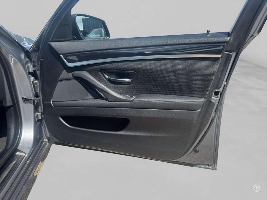 Grey BMW 525 2012 in Kaunas, with an engine capacity of 0.00 L and mileage of 304 thousand km for 8990 €, photo 15 on AUTOMOTO.COM.LV