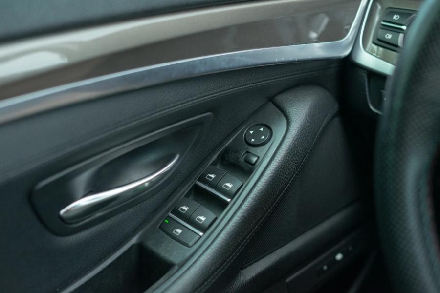 Pelēks BMW 525 2014 Rīga, ar dzinēja tilpumu 2.00 L un nobraukumu 346 tūkst. km par 10800 €, foto 33 vietnē AUTOMOTO.COM.LV