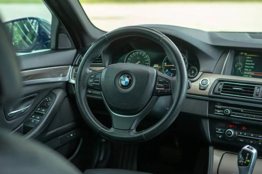 Pelēks BMW 525 2014 Liepāja, ar dzinēja tilpumu 2.00 L un nobraukumu 346 tūkst. km par 8800 €, foto 16 vietnē AUTOMOTO.COM.LV